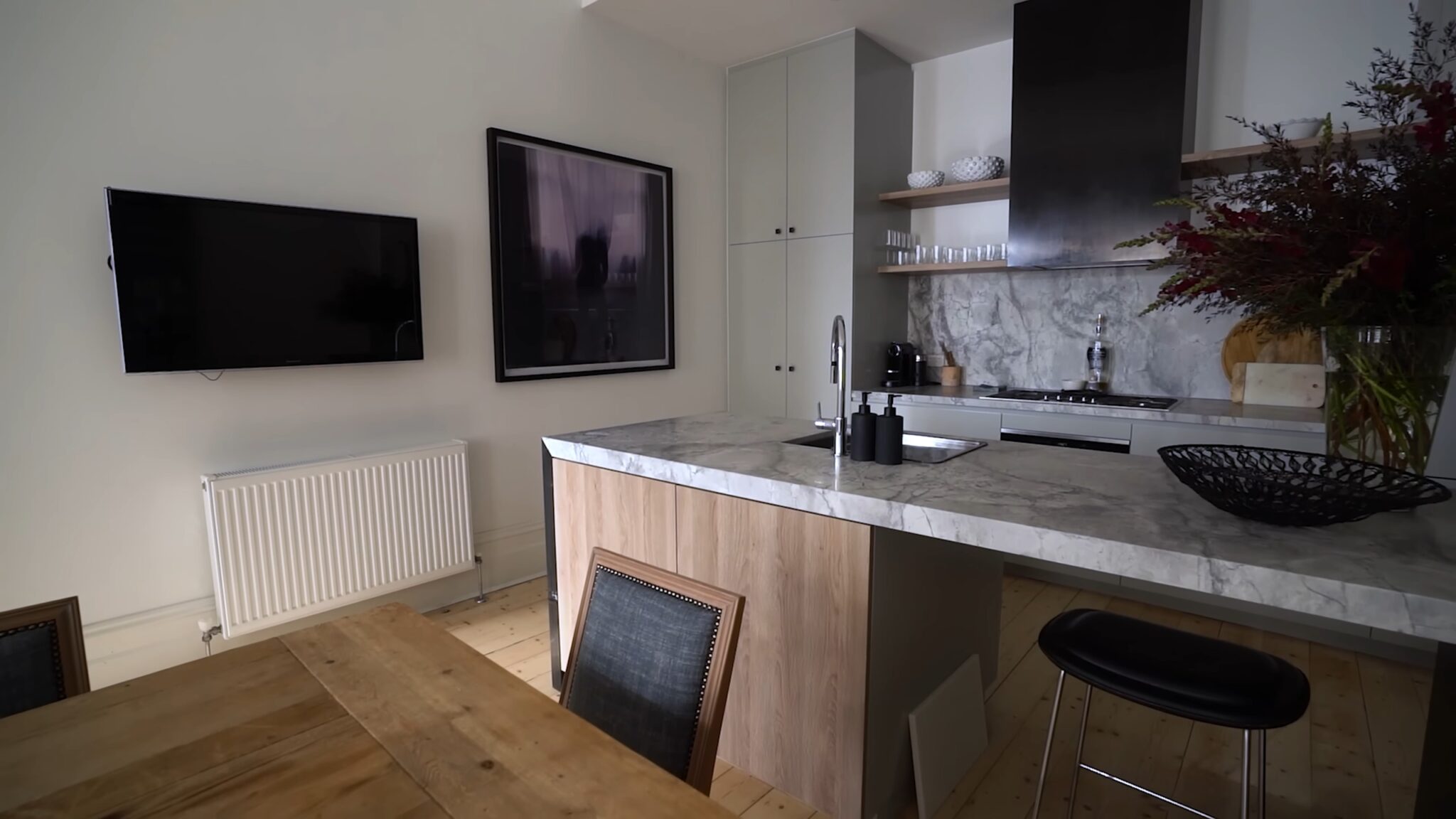 TV in the Kitchen: Where to Place It Stylishly - Gawvi