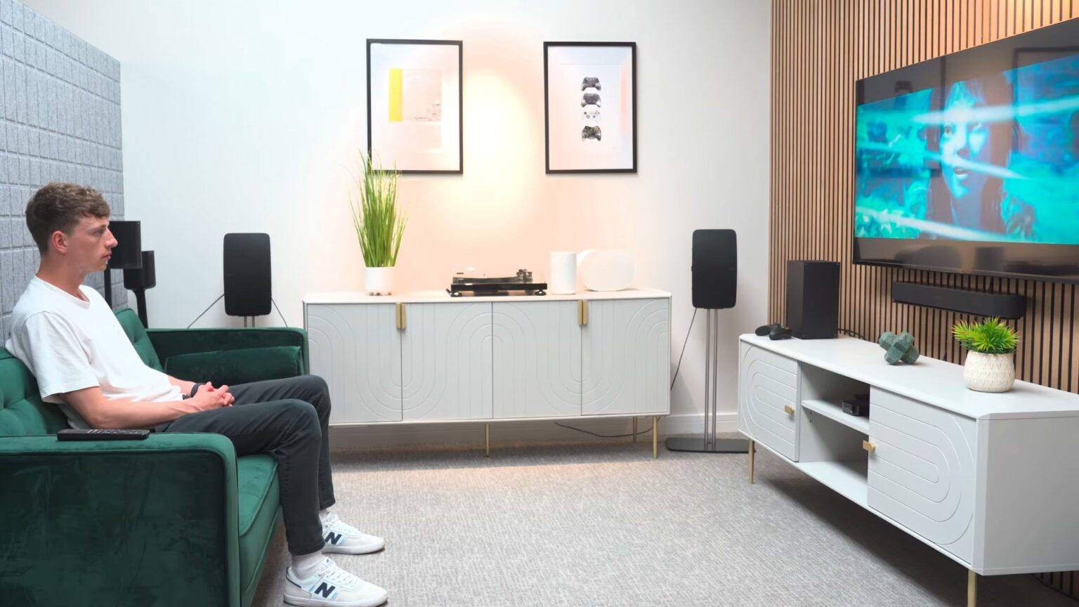 80 Inch 16x9 Display vs 100 Inch 16x9 Display - Which One to Choose?